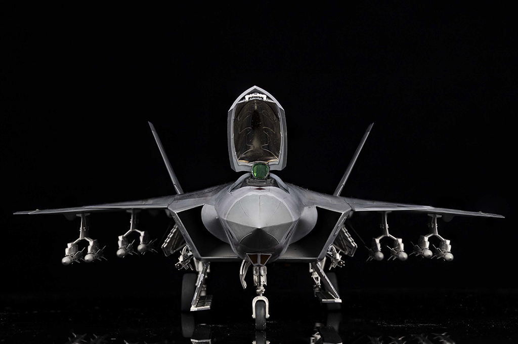 Trumpeter Macheta Aeromodele Chinese J-20 Mighty Dragon - Beast Mode 1:48 TRUM 05821 - Pret Istet
